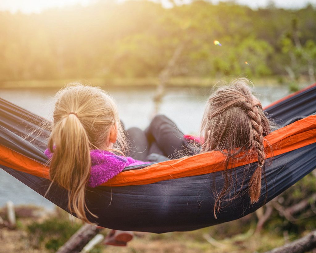 5 ways outdoor play benefits your children - kidsandtheoutdoors.com